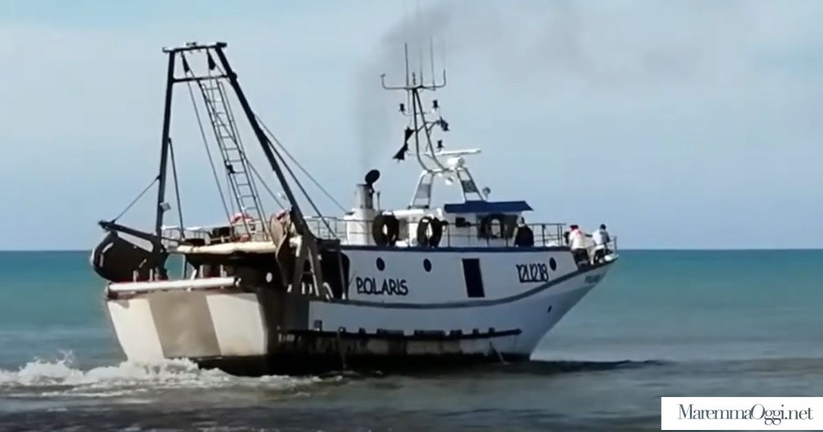 Peschereccio s’incaglia all’ingresso del porto: IL VIDEO | MaremmaOggi