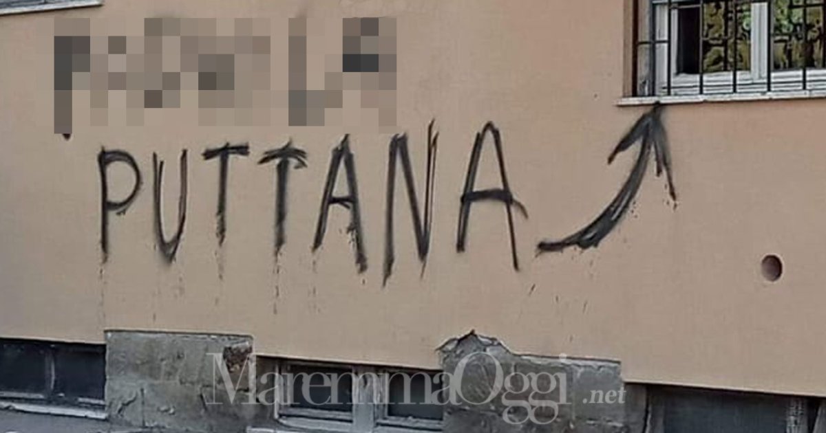 Scritta sul muro, la vittima sporge denuncia: «Opera di altre ragazze»