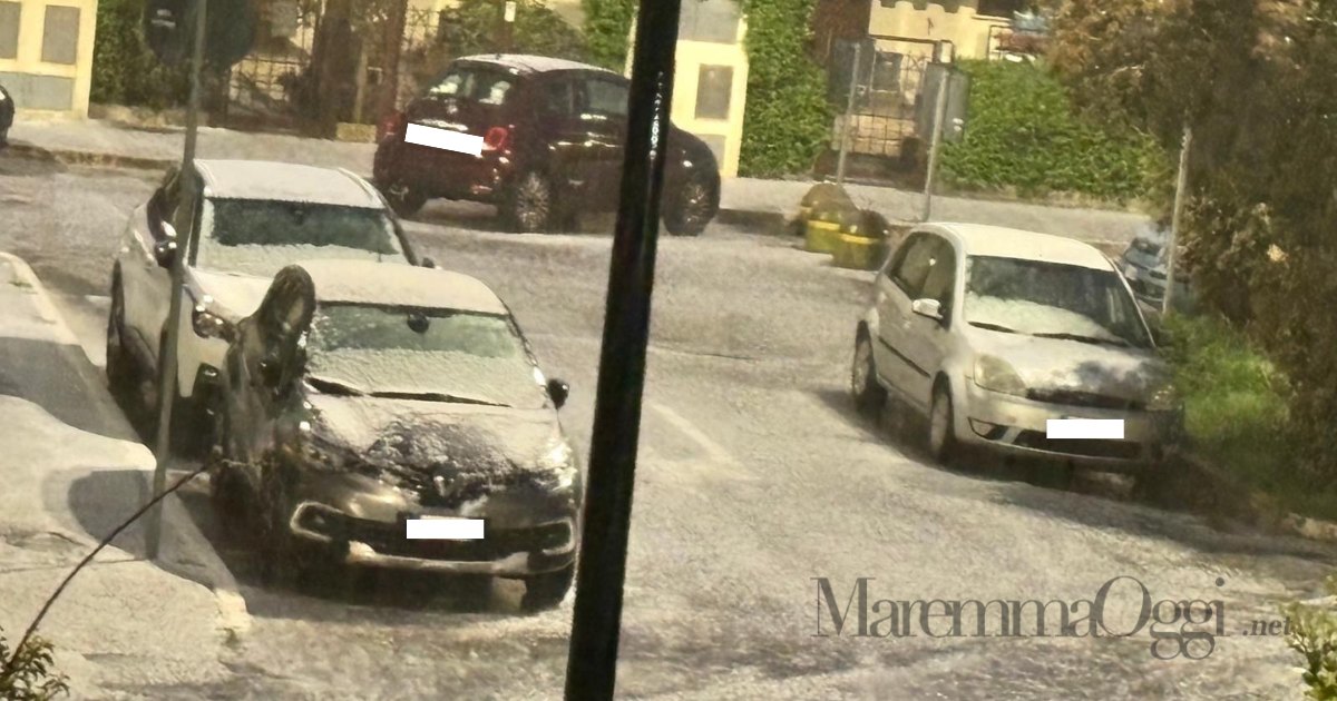 Pazzesca grandinata in città, auto coperte in pochi minuti | MaremmaOggi
