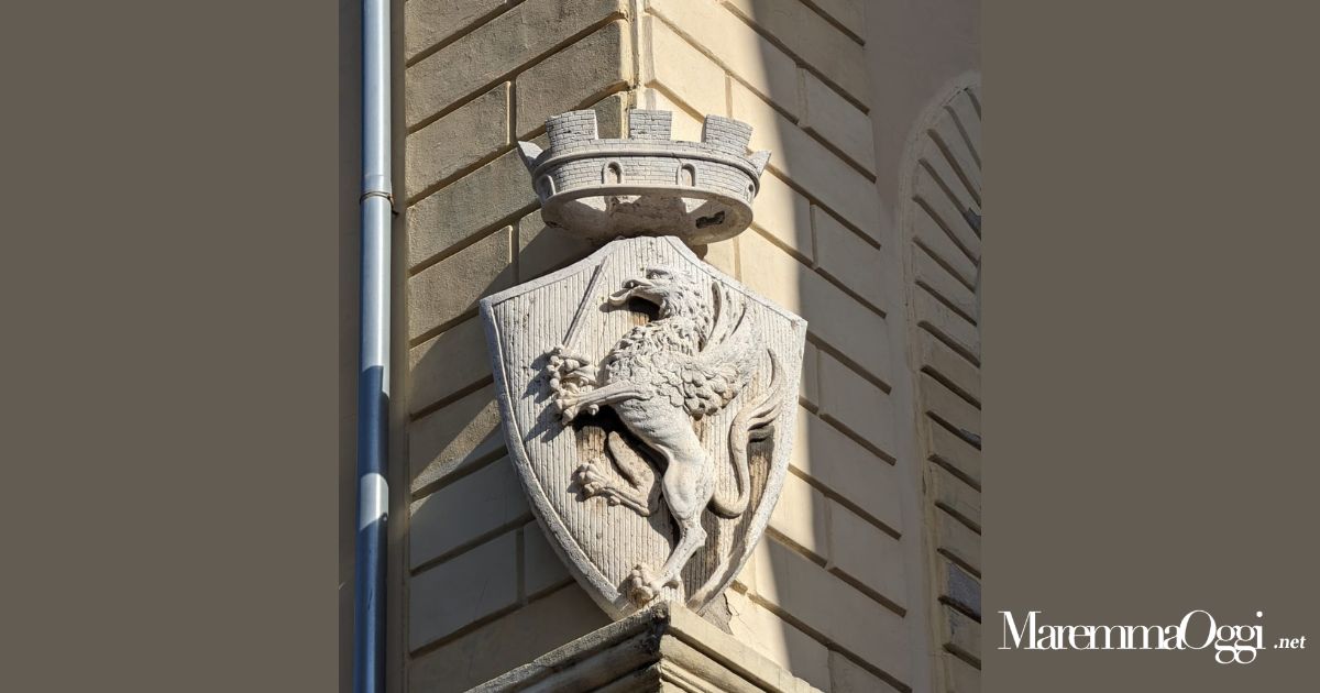 «Lo stemma con il grifone a Porta Corsica» | MaremmaOggi