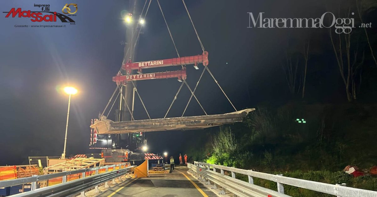 La gru gigante solleva un pezzo del nuovo ponte | MaremmaOggi
