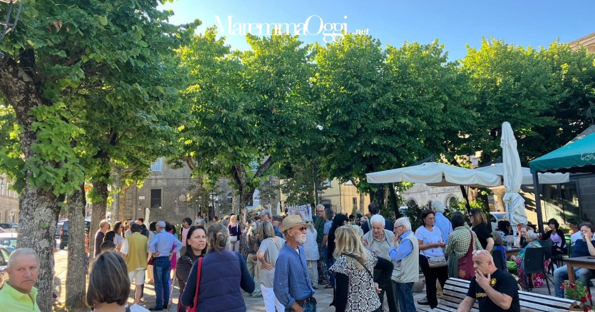 Taglio dei tigli, scoppia la protesta in piazza | MaremmaOggi