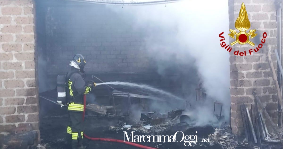 Incendio in un rimessaggio agricolo a Roccalbegna: distrutti tre mezzi ...